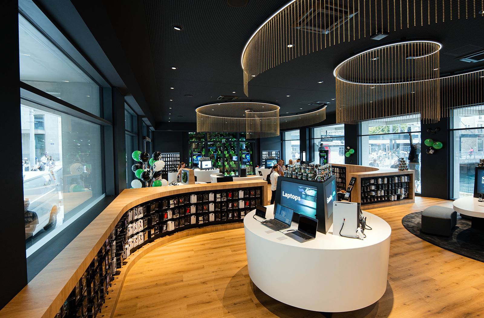 Salt continue d’ouvrir des magasins en pleine dématérialisation